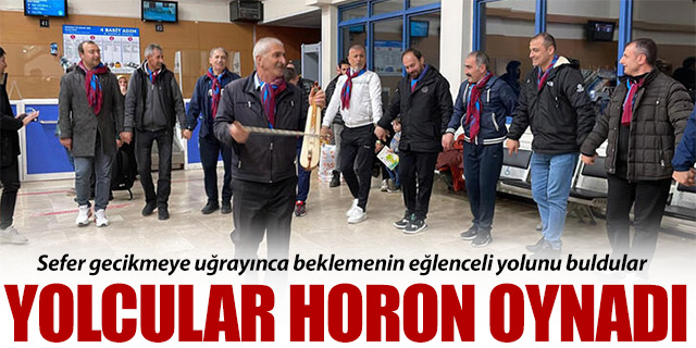 Sefer gecikmeye uğradı; Yolcular horon oynadı