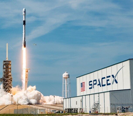 SpaceX 82 yaşındaki milyardere Ay turu sattı
