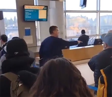 Havalimanında ilginç anlar; Tutuklandı!